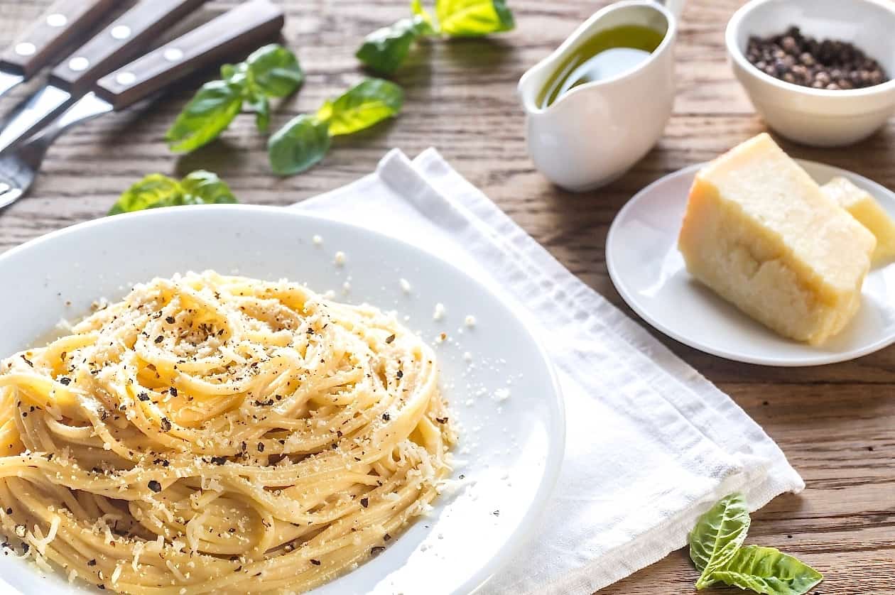 Cacio e Pepe, A Classic, Traditional Roman Pasta Dish | La Bella Vita ...